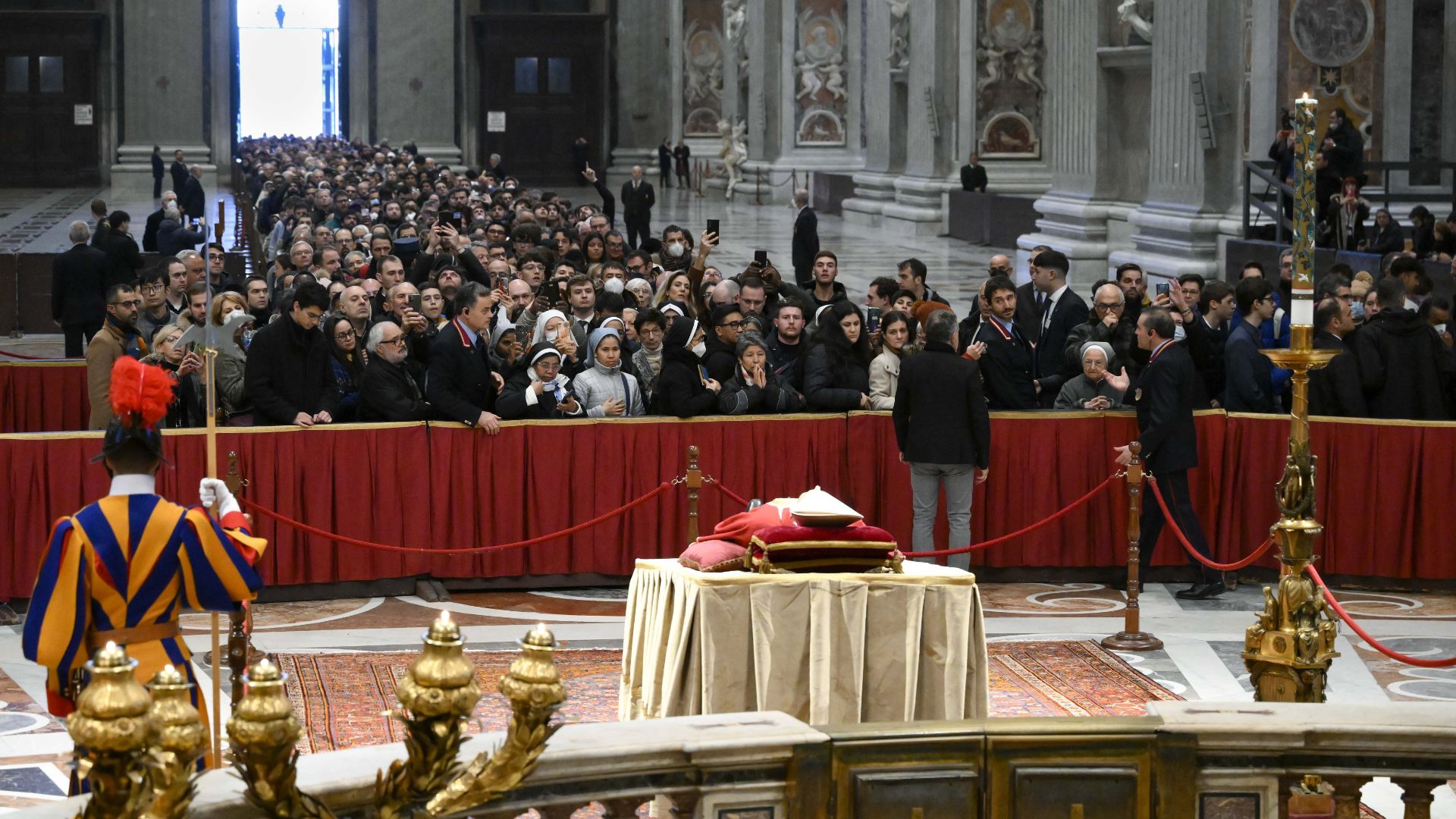 Voyez en images la chapelle ardente de Benoît XVI - Buzznews